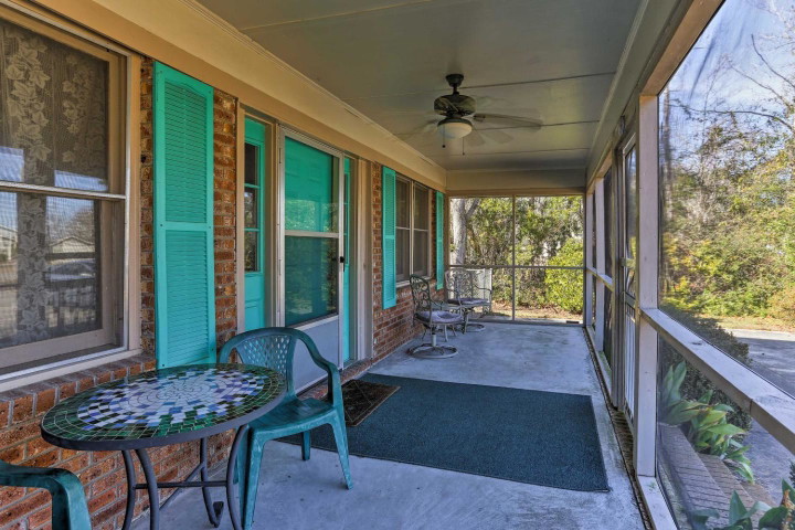 Lake Waccamaw Home W/ Fenced Yard & Shared Pier! - Lake Waccamaw, NC