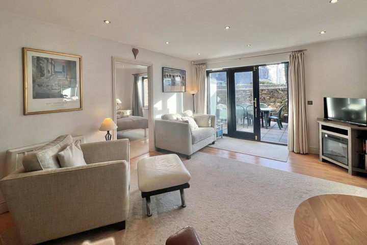 Central Spacious Ground Floor Flat With Courtyard - Kingsbridge