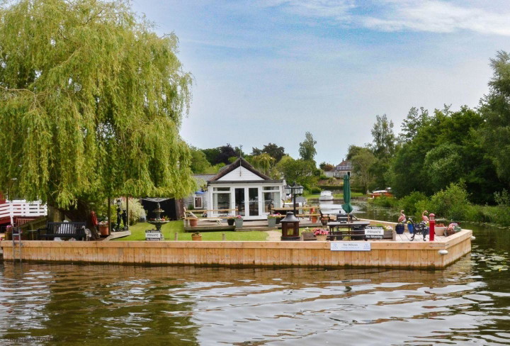 The Willows In The Center Of The Village In Horning - Wroxham