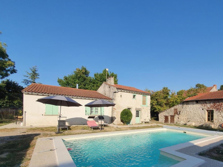 Gîte Rénové à Charroux Avec Piscine Et Terrasse Privative - Saint-Pourçain-sur-Sioule