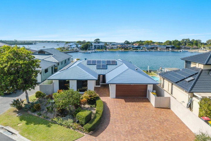 Dolphin Waters - Waterfront Delight With Private Pontoon - Holiday Yamba - Yamba