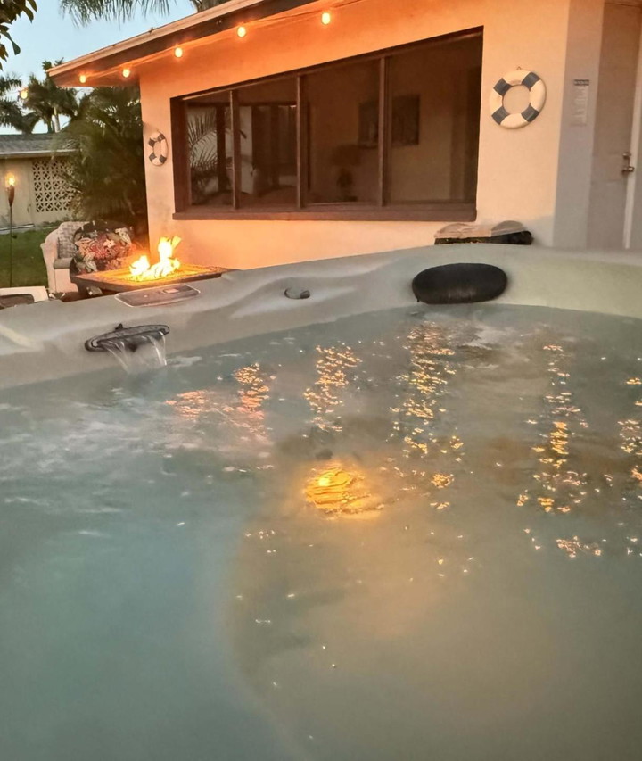Coastal Vibes, Hot Tub Nights - Pet Friendly - Sanibel, FL