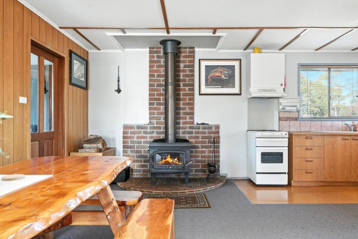 Bull Tavern Cabin Cozy Lakeside Escape In Miena Tasmania - Tasmania