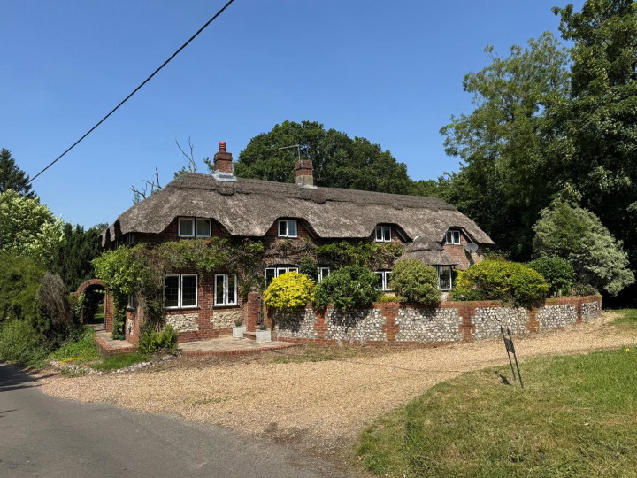 3 Bedrooms, 3 Double Beds, 6 Guests, Countryside Thatched Cottage - Alton, UK