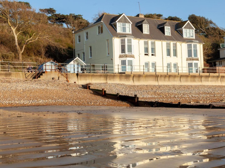 Promenade Apartment With Own Beach Hut - Lymington