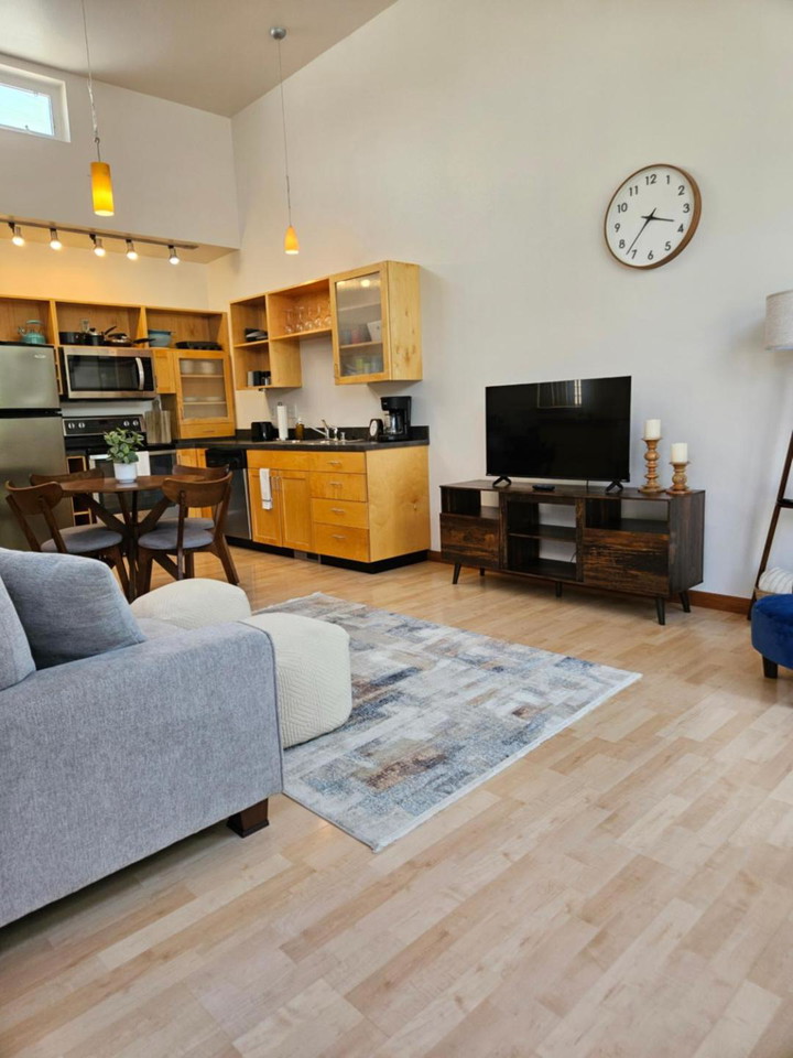 Townhome Hospital District King Bed And Garage - 比靈斯