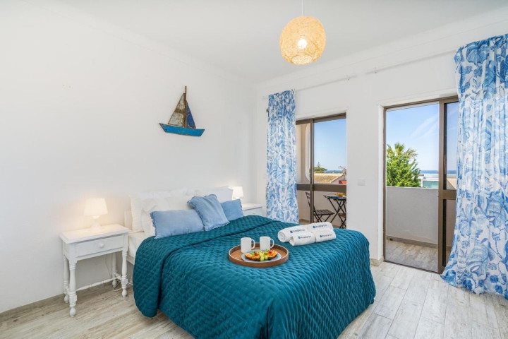 Seaside Charm Flat W/ Balcony By Hostwise - Guia