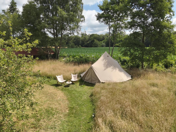 Boutique Tent Bij Laaken Op Zand Unieke Plek In Het Groen Met Luxe Bed - Deventer