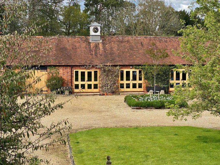 The Clock Tower & Dairy - Two X 2 Bed Barns With Indoor Pool - Wallingford