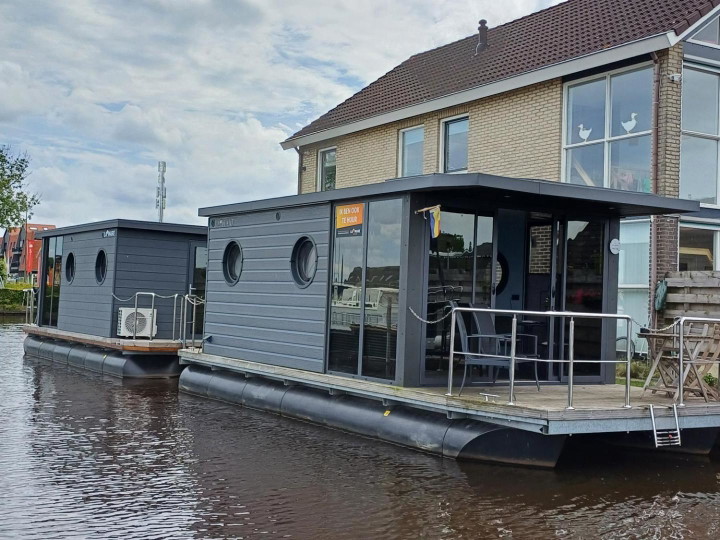Bed-on-a-boat - Giethoorn