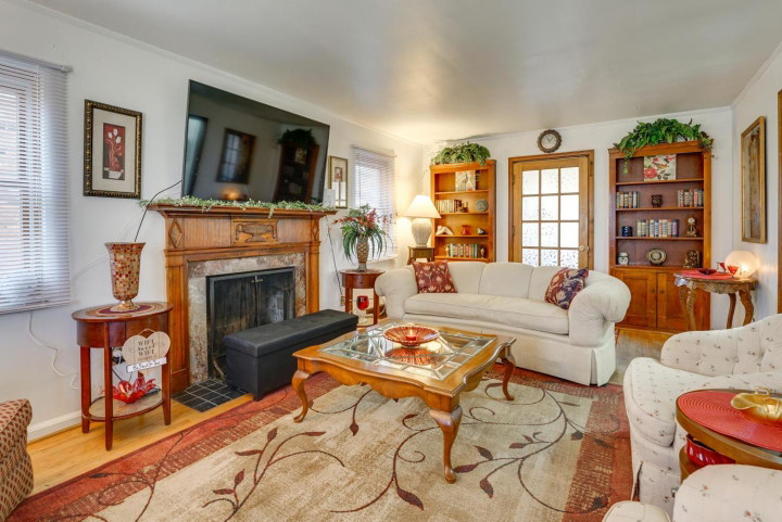 Walk To Detroit Zoo: Home W/ Sunroom & Patio! - Birmingham, MI