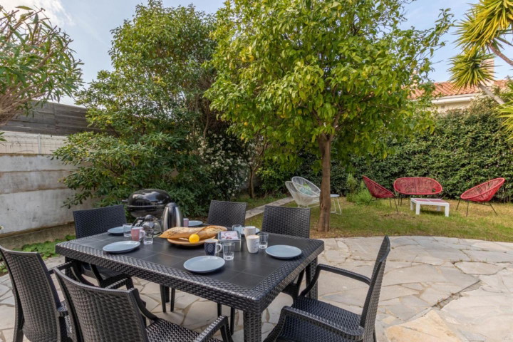 Bright House With Terrace And Garden - Var
