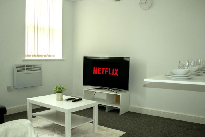 Spacious 2br Apartment With Superfast Wi-fi, Free Parking & Netflix - 