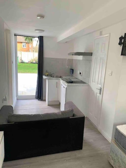 Cosy Studio Flat-just Renovated-free Street Parking & Independent Entrance - Hayes