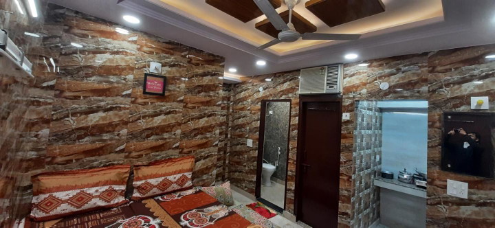 Diplomat Luxury Home Stay In Private Apartment With Kitchen, Washroom, Wifi , Android Tv, Fridge In Cream Location Of Posh South Delhi Foreiner Area Of Lajpat Nagar, Safst Locality Of Delhi For Single Females - New Delhi