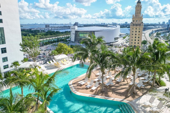 3610 Calm Blue Studio W Balcony View Pool And Gym - Miami