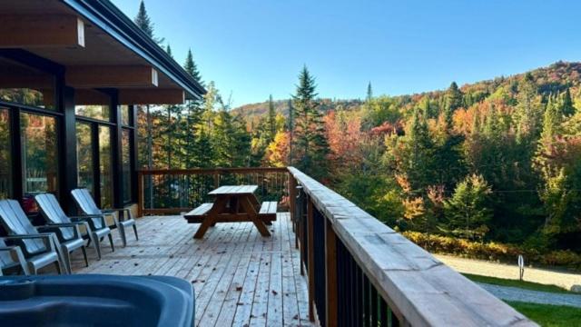 Luxe Mountain Escape - Hot Tub - Fireplace - Cozy - Saint-Sauveur