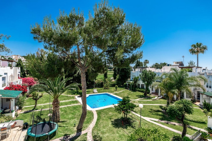 Townhouse At Los Naranjos Gc - Marbella