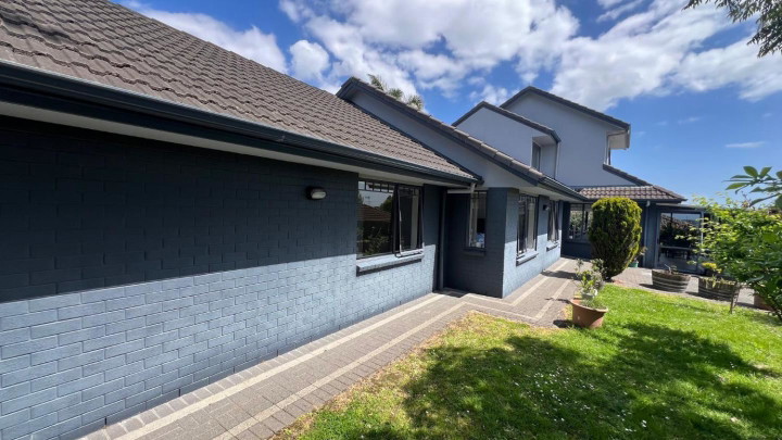 Family Friendly Home With Views Of Manukau And Auckland City - Auckland