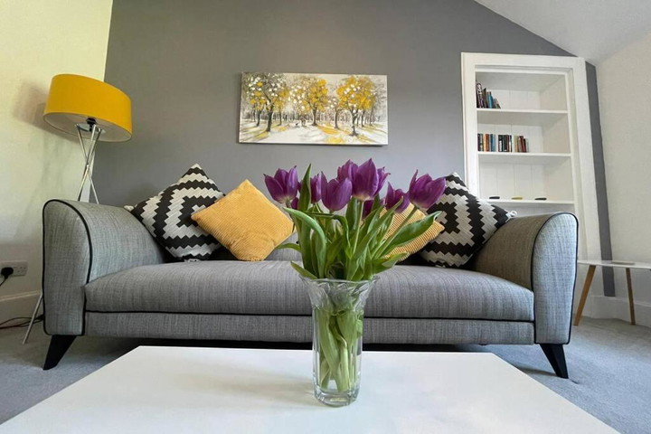 No 10 Immaculate City Centre, Top Floor 2 Bed Flat With Free Parking - Inverness