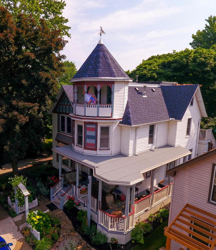 Bondy House Bed & Breakfast - Lake Erie, PA