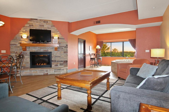 River View Condo - Top Floor - Pools - Pet Friendly! - Wisconsin Dells, WI