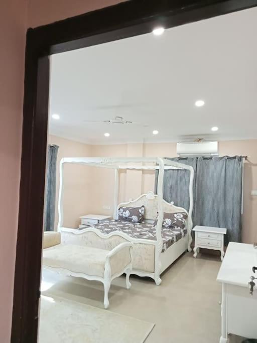 4-bedroom Elegant And Spacious Ac Apartment Only For Families, Prime Location, Just 100m From Main Road! - Hyderabad