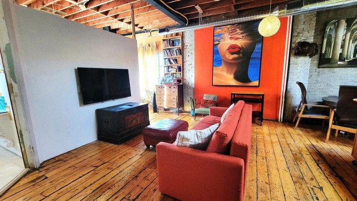 Unique Above Garage Loft - Lakeshore