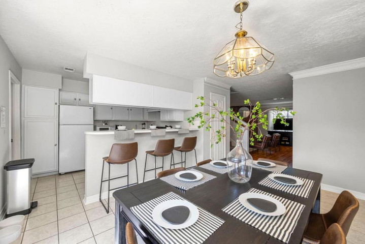 Modern Montrose 2br Townhome Sleeps 10 With Gated Parking - Houston, TX