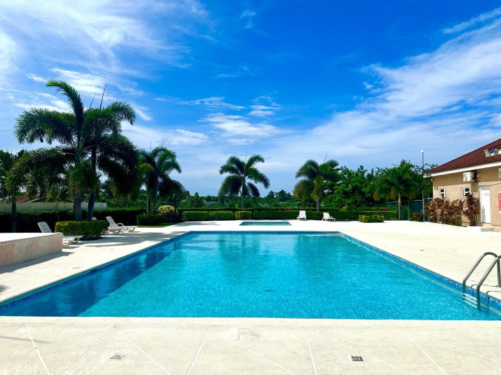 Dell's Exotic Haven, 2 Bedrooms, 2 Baths, Pool, Gym - Jamaica