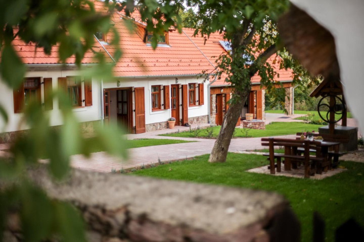 Oszter-ház Kékkút - Balatonfenyves