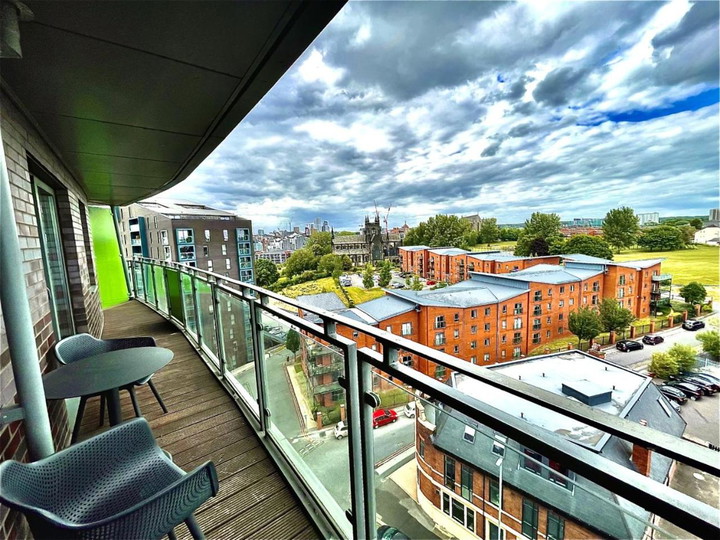 Chic Leeds City Apartment, Free Parking, Balcony - Leeds