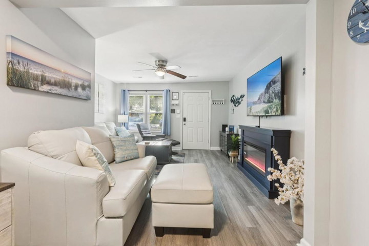 Spacious Beach Styled Oasis 3br 2ba Pet Friendly - Parkville, MO