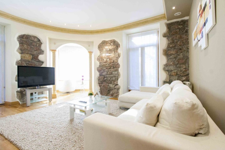 The Rentals Collection | Camelot - Saint-Sébastien