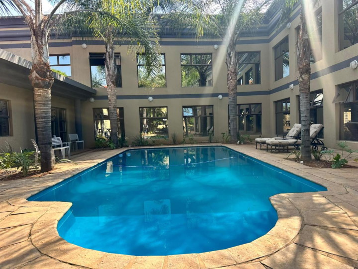Koi Liv Inn On Angus Ll Bedfordview Accommodation - Germiston