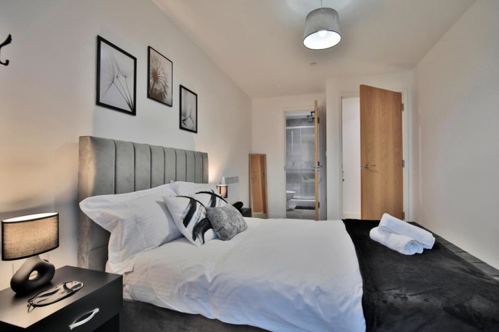 Avalora Short Lets & Serviced Accommodation - 2bed & 2baths Ensuite, Parking, Balcony, Wi-fi, Netflix, Media City - Piccadilly Station - Manchester