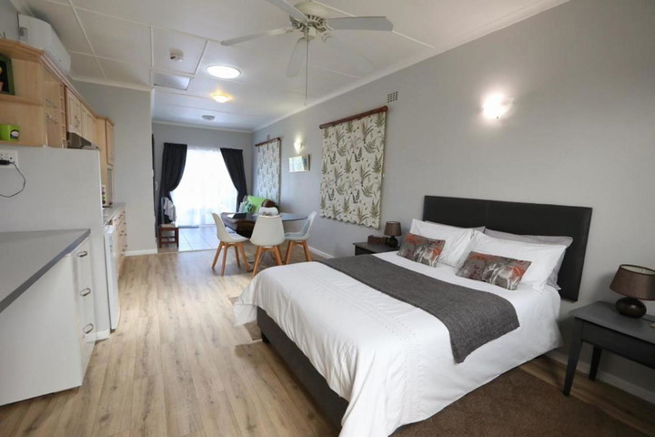 Caesar's Self-catering Open Plan Suite - Somerset West