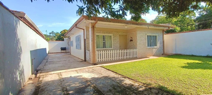 Casa Familiar Completa Con Patio Grande Y Estacionamiento En Zona Tranquila - Paraguay