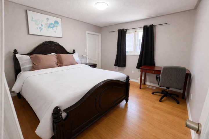 Private Queen Bedroom With Tv, Mini Fridge, Walk-in Closet & Workspace In Brampton Shared Home - 3 Baths, Full Kitchen, Wifi, Laundry & Deck - Near Go Station, Ideal For Work & Study! - 브램턴