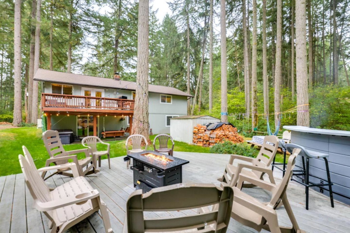 Hot Tub + Fireplace: Peaceful Anderson Island Home - State of Washington