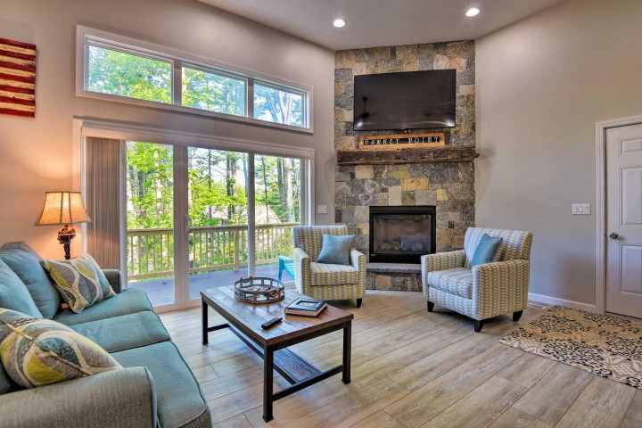 Covered Deck, Grill & Game Room: Gilford House! - Gilford, NH