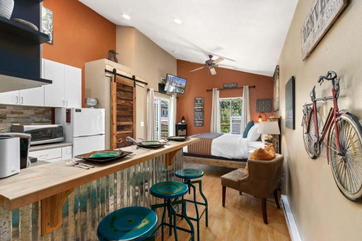 Industrial Old Town Bungalow With Free Cruiser Bikes - Fort Collins, CO