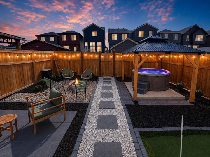 Glacier Ridge 7br Group Home – Hot Tub, Fire Pit, Karaoke, 100-inch Projector, Sleeps 16 - Calgary