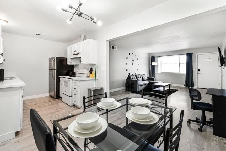Cozy 1 Bed Sleeps 4 Near Strip! Perfect Getaway - Las Vegas, NV