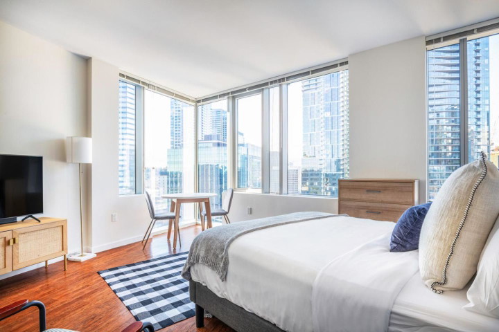 Downtown Bellevue Studio W Gym Wd Nr Shops Sea-119 - Renton, WA