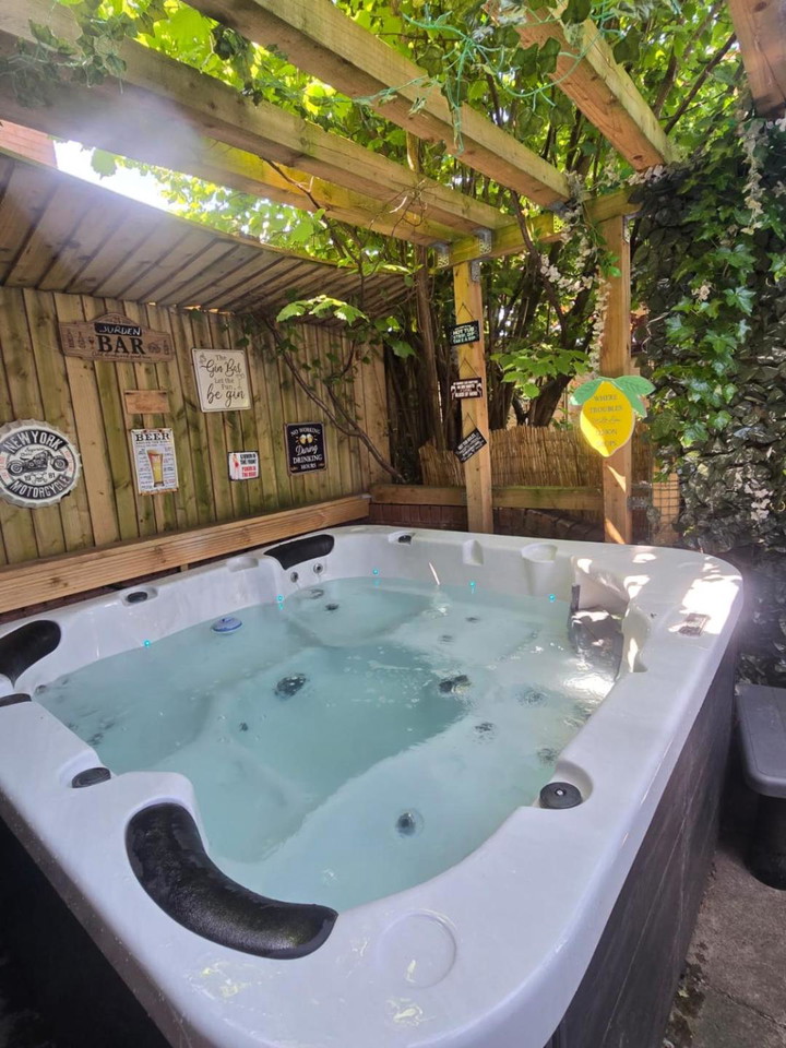 Elegant 2 Bed With Hot Tub And A Host Of Amenities - Liverpool