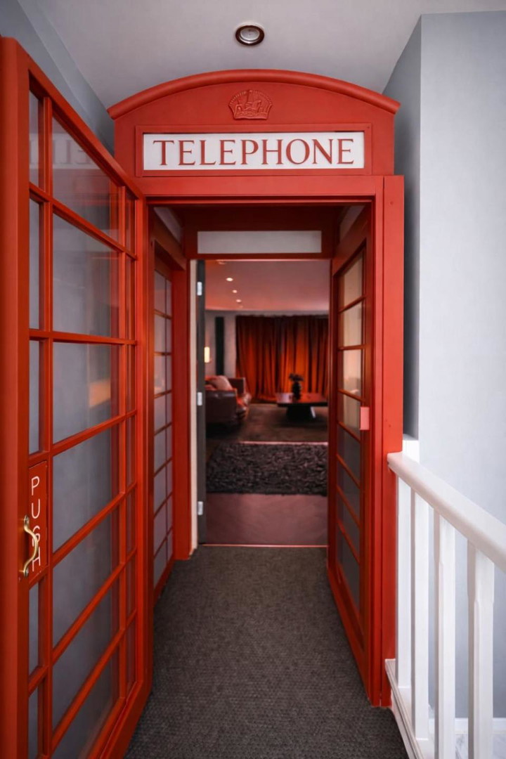 Red Velvet Romantic Suite Private Hot Tub Luxury - Basildon