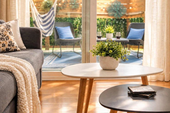 Jennifer's Stylish Apt Private Deck Backyard Oasis - Providence, RI