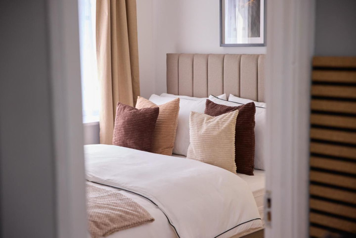 Modern 2 Bedroom House, Sleeps 4 , Garden & Parking, Easy Access To Central London - Ilford