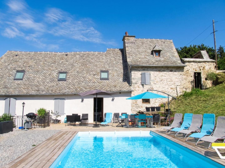 Villa Spacieuse à Vieillevie Avec Piscine Privée - 180 M² - Cantal